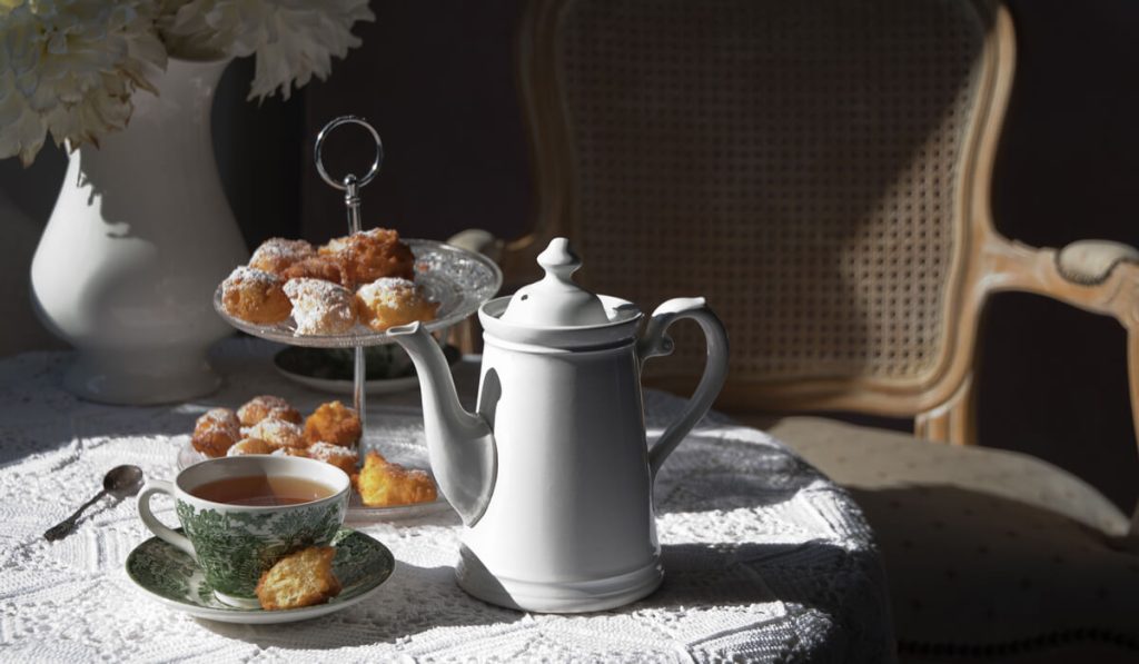 GUSTANDO IL PERFETTO “ENGLISH TEA”: UNA TAZZA DI TRADIZIONE BRITANNICA ...